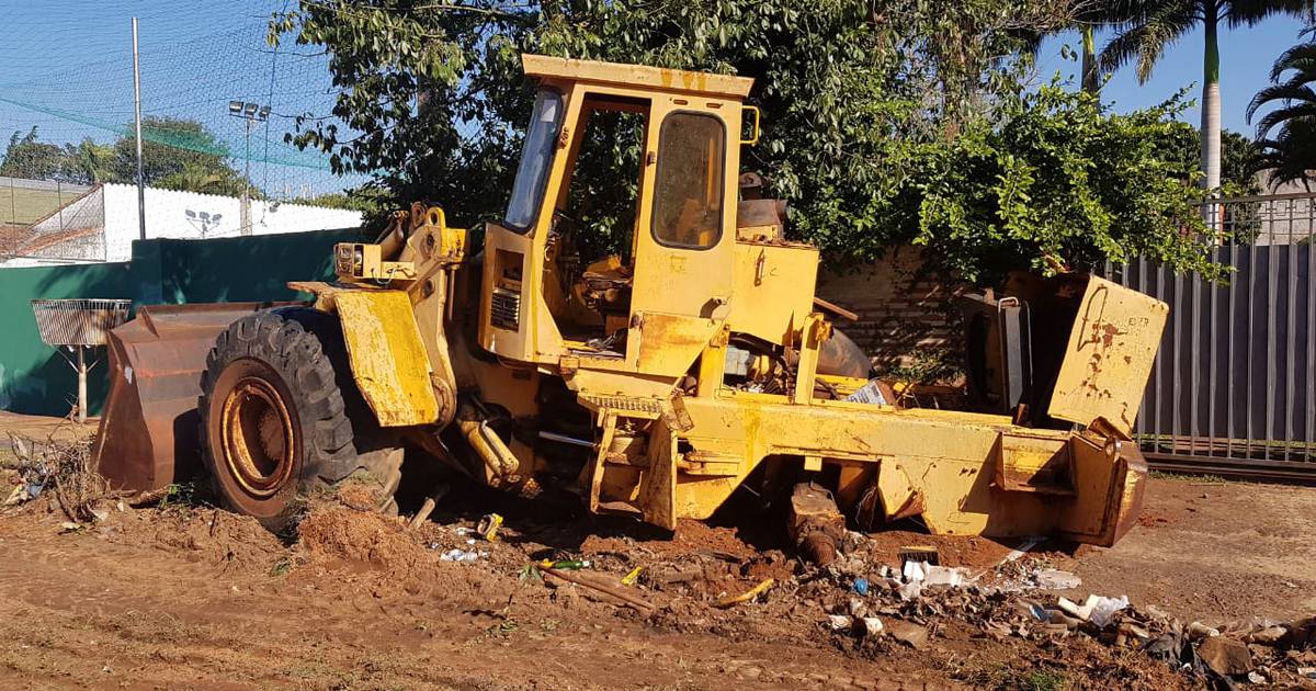 La Nación / Maquinaria en desuso obstaculiza vereda en Fernando de la Mora