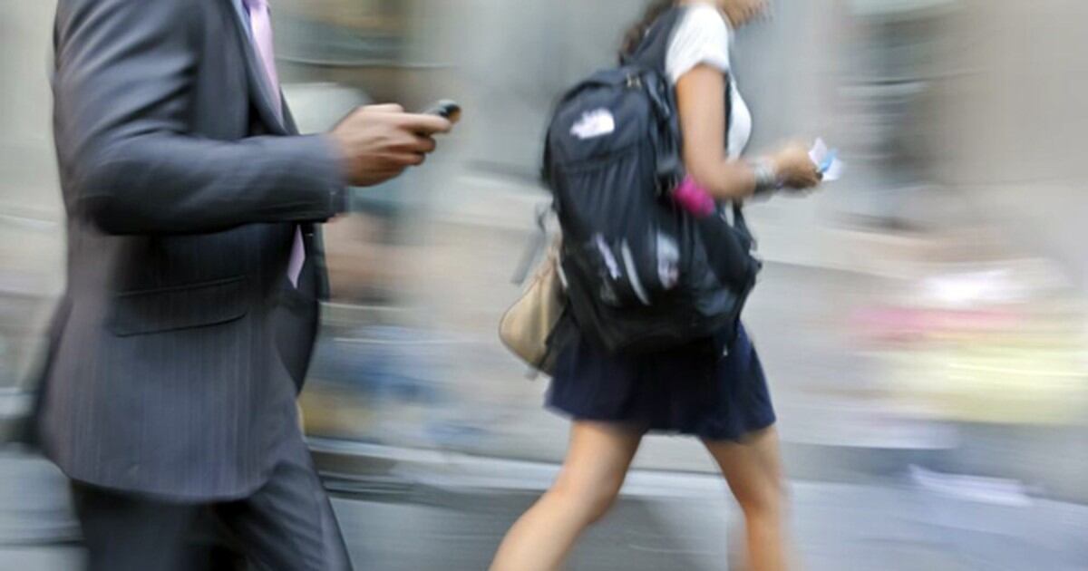 La Nación / Un estudio advierte los riesgos de caminar distraídamente