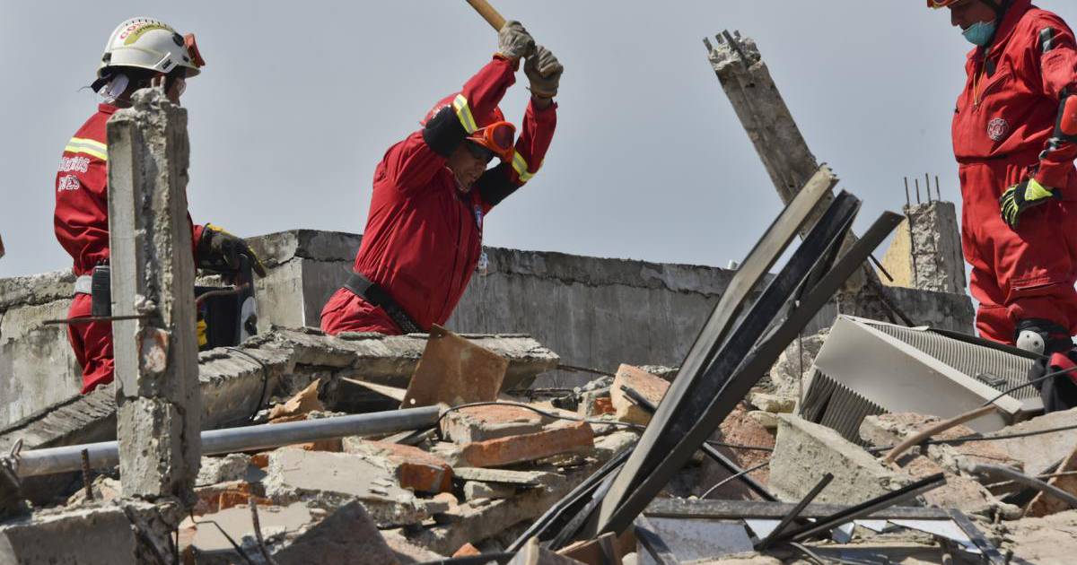 La Nación Ecuador La Agobiada Búsqueda De Sobrevivientes Tras Feroz